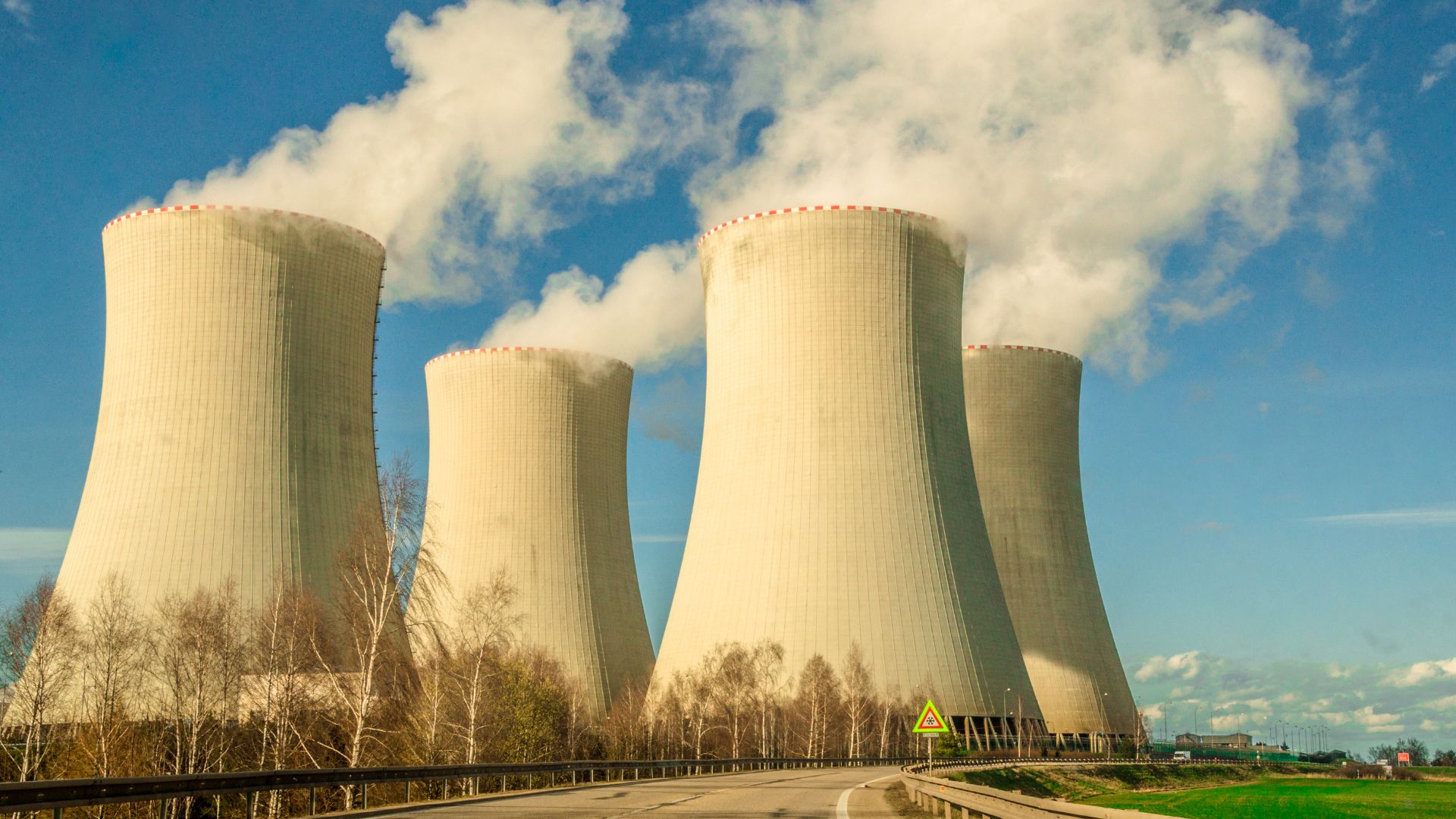 Nuclear Energy vs Solar Power: Costs, Safety & Sustainability