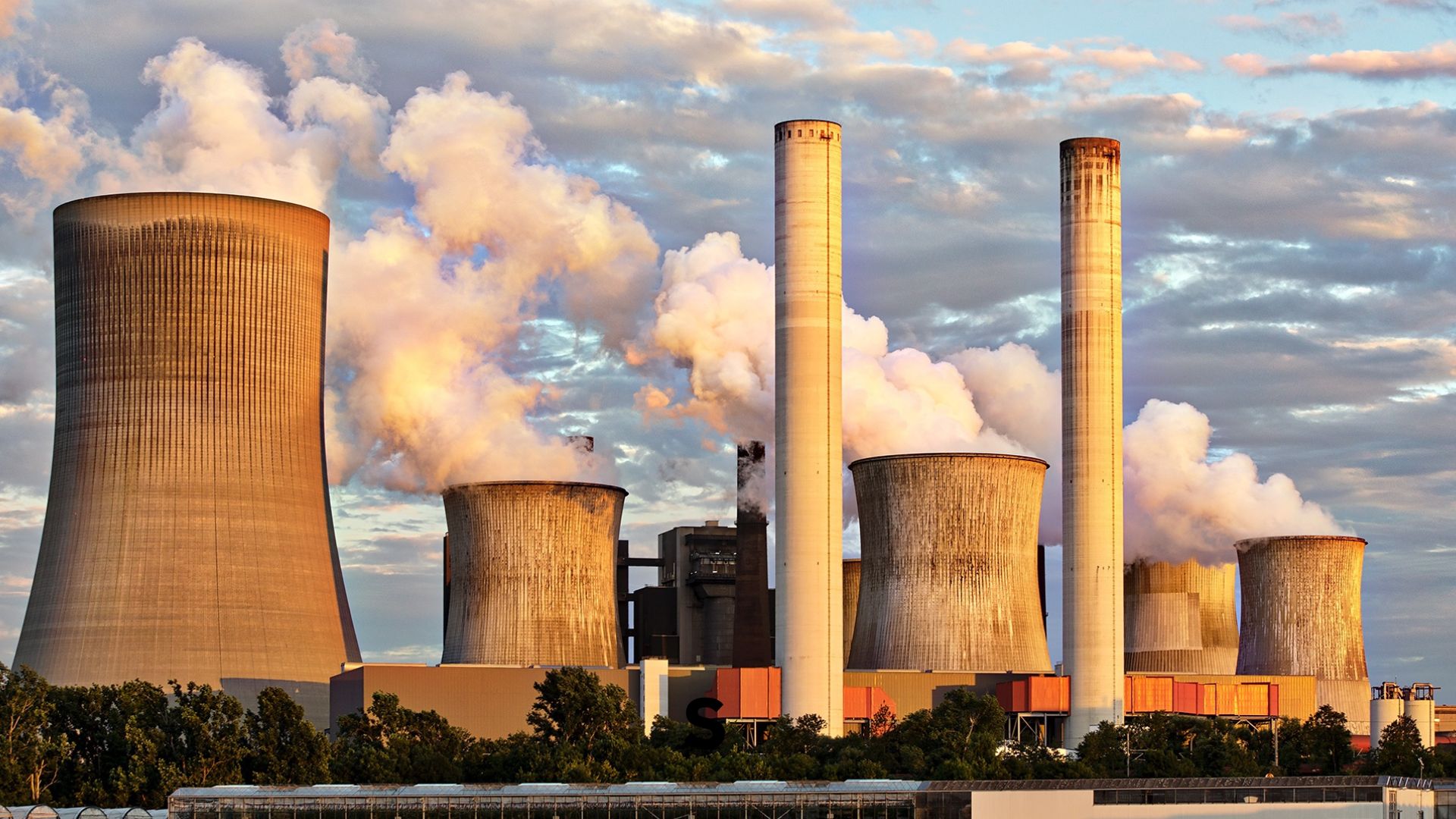 Nuclear Energy vs Solar Power: Costs, Safety & Sustainability
